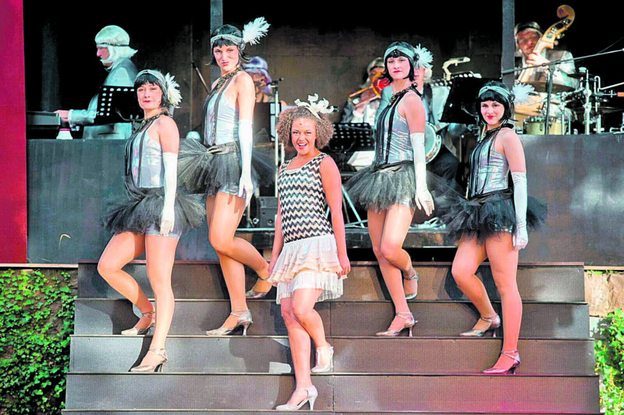 „Willkommen, Bienvenue, Welcome!“ Das Musical "Cabaret" feierte ...