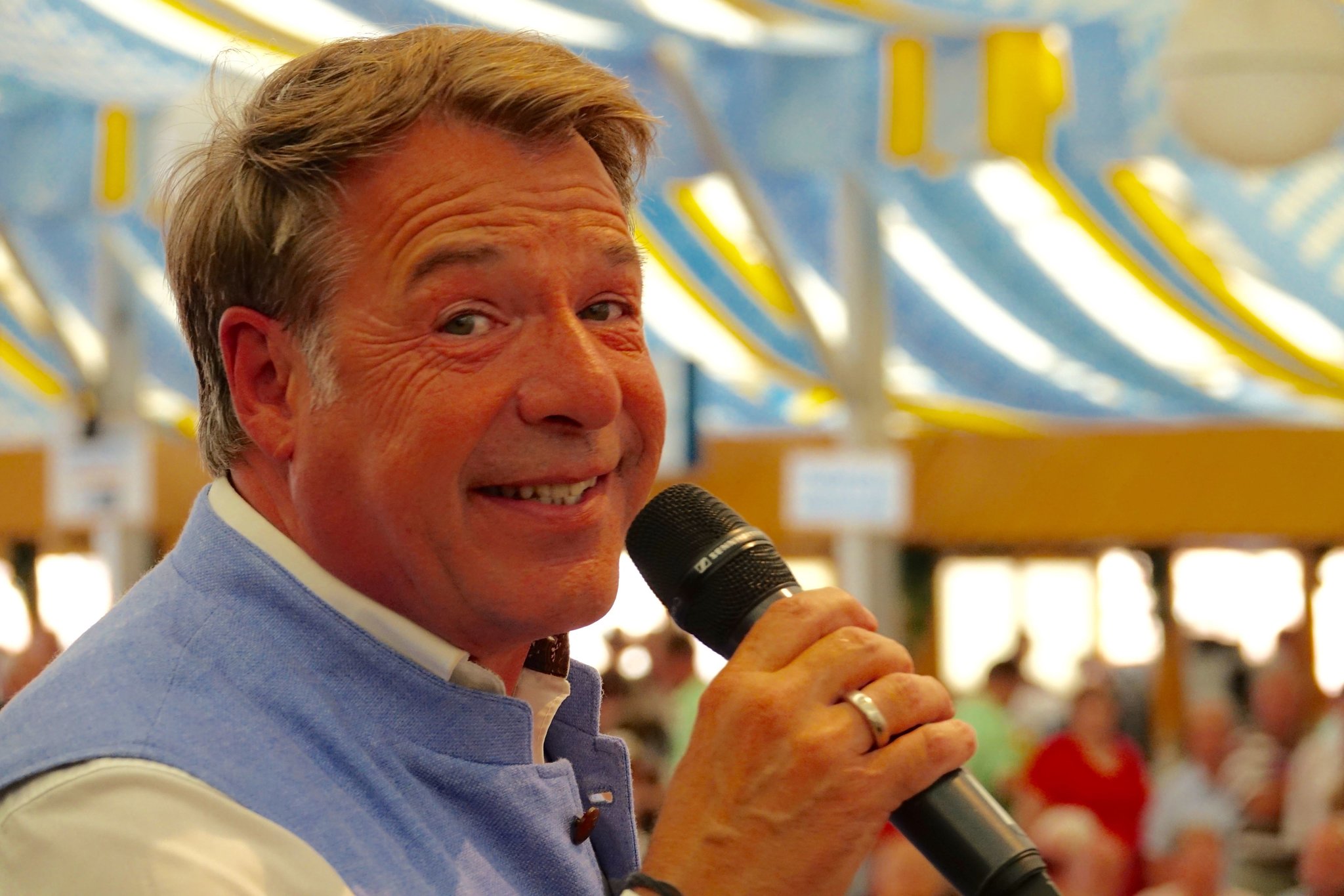 BILDER - REPORTAGE: "Die kloane Tür zum Paradies" ... Sänger Patrick ...