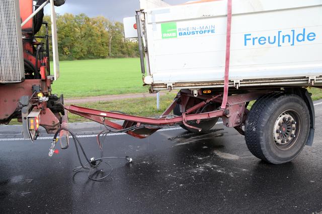 Anhänger umgekippt: LKW-Unfall auf der B8 bei Kleinostheim am 04.11. ...