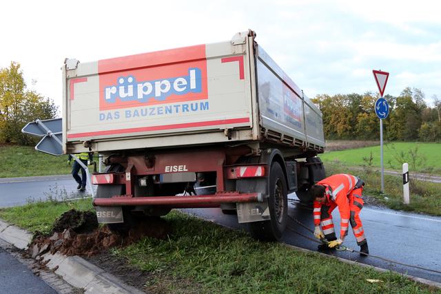 Anhänger umgekippt: LKW-Unfall auf der B8 bei Kleinostheim am 04.11. ...