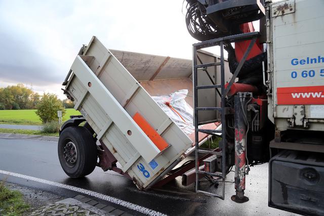 Anhänger umgekippt: LKW-Unfall auf der B8 bei Kleinostheim am 04.11. ...