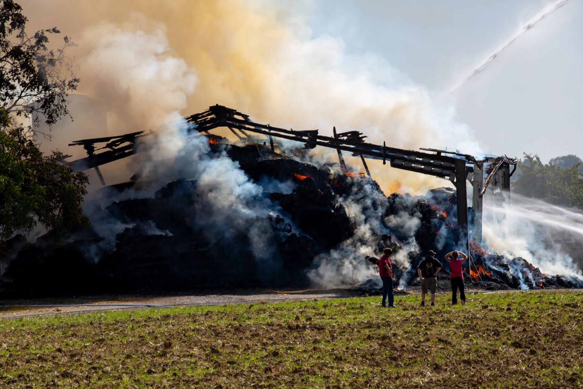 Großbrand - Feuerwehreinsatz: 250 qm Scheune in Vollbrand - zwei verletzte Personen - Main ...