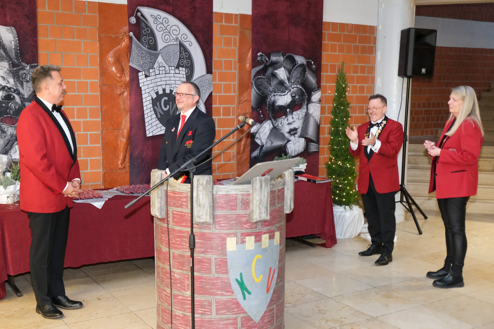 Höchste Narrenehre verliehen: Peter Kilzer mit Till von Franken in ...