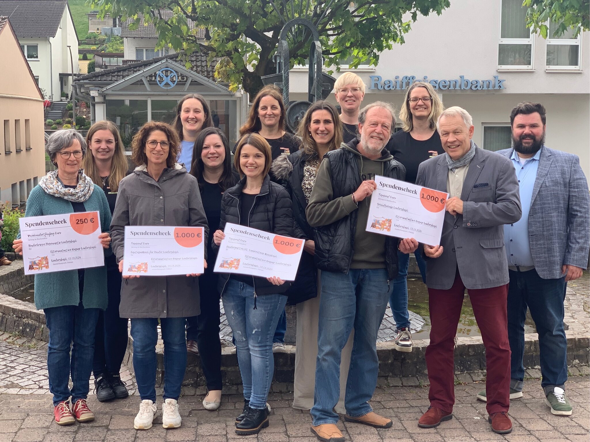 Spendenübergabe Spielzeug- und Kinderkleiderbasar: Spendenübergabe von ...