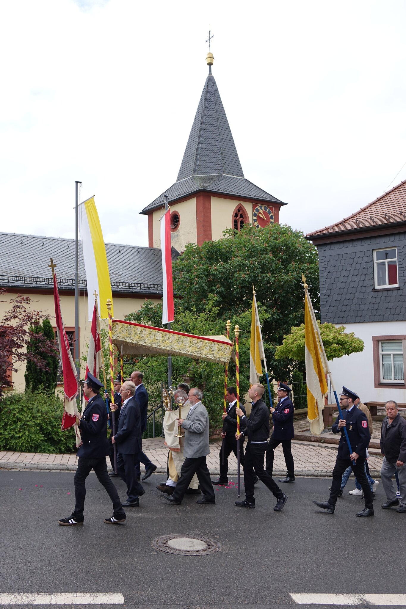 Bildergalerie und Essay: FRONLEICHNAM : Feierlich, farbenprächtig, feucht - fröhlich mal anders ...