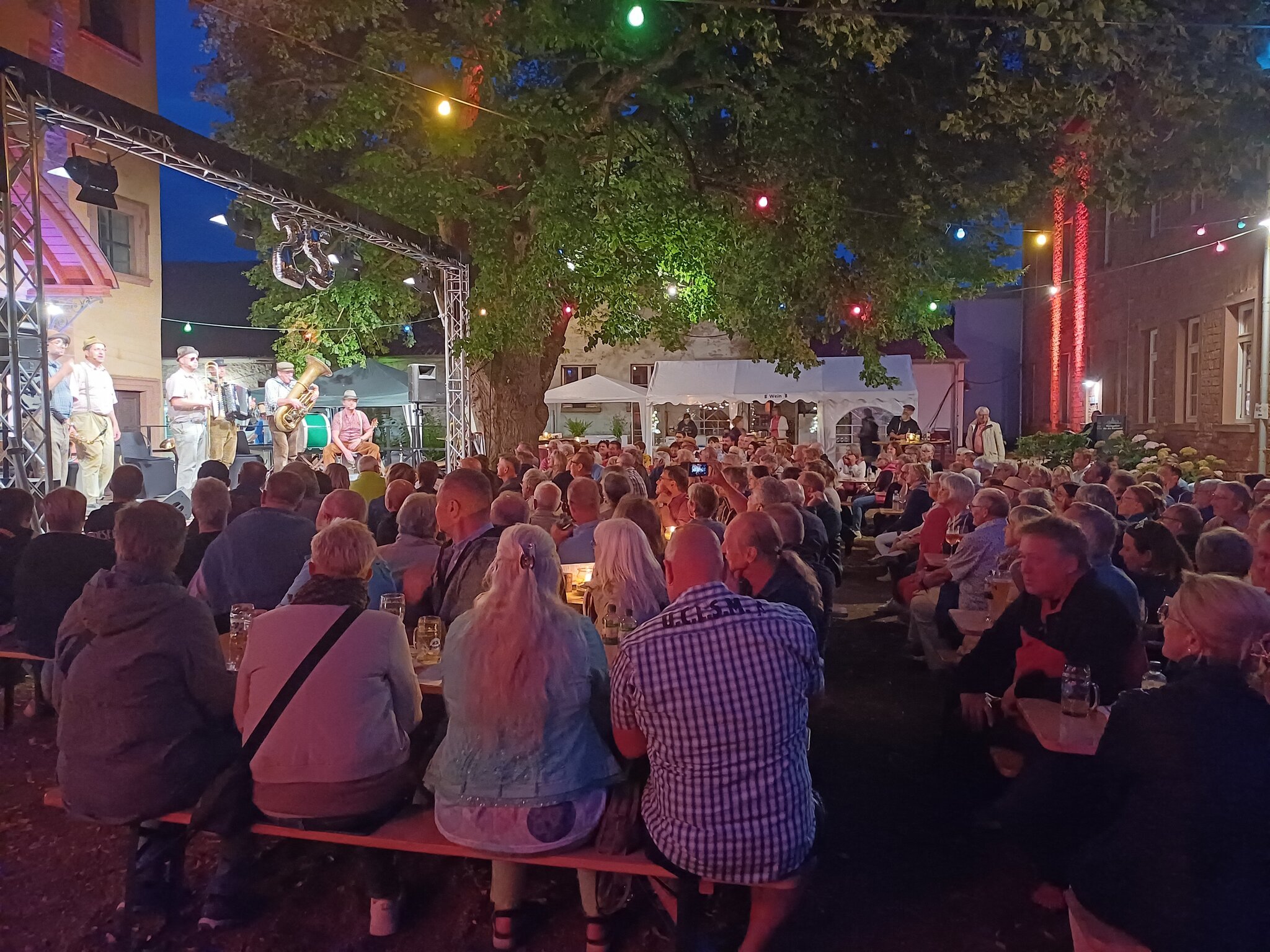 Sommer im Kirchhof 2024: „Feiern mit Freunden“ - Kleinheubach