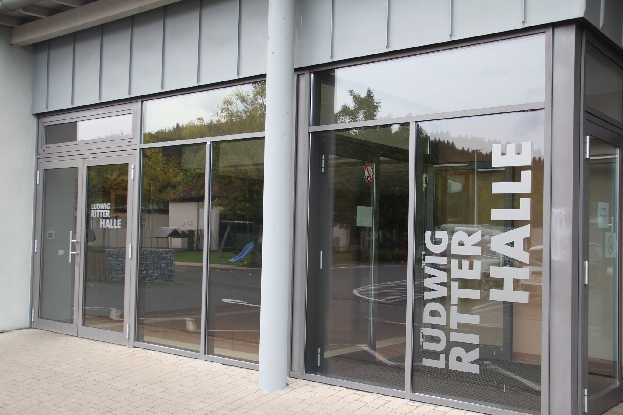 Ludwig Ritter Halle, Relief: Umbenennung zur Ludwig Ritter Halle ...