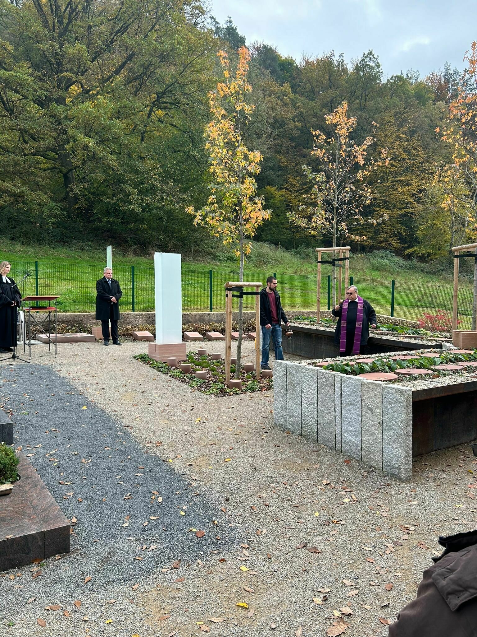 Erneuerung Friedhof Hobbach: Neues Grabfeld und neuer Eingangsbereich ...
