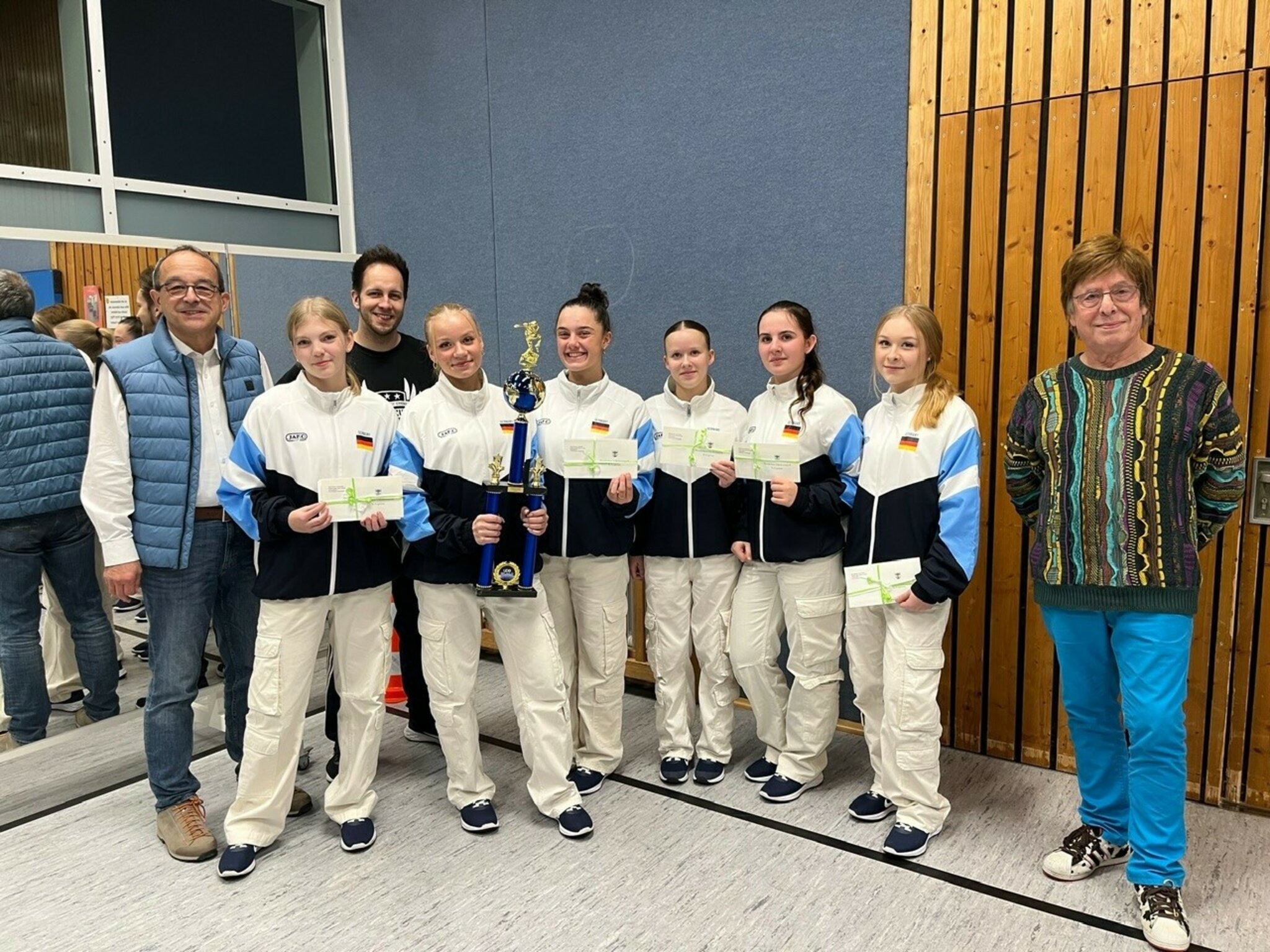 Lob für X-Ception: Glückwunsch von Bürgermeister Roland Burger an die erfolgreichen Streetdancer ...