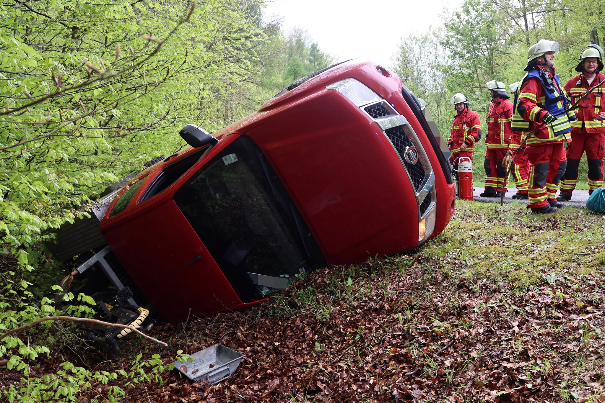 Nissan landet im Graben: Nissan landet im Graben - Eichelsbach