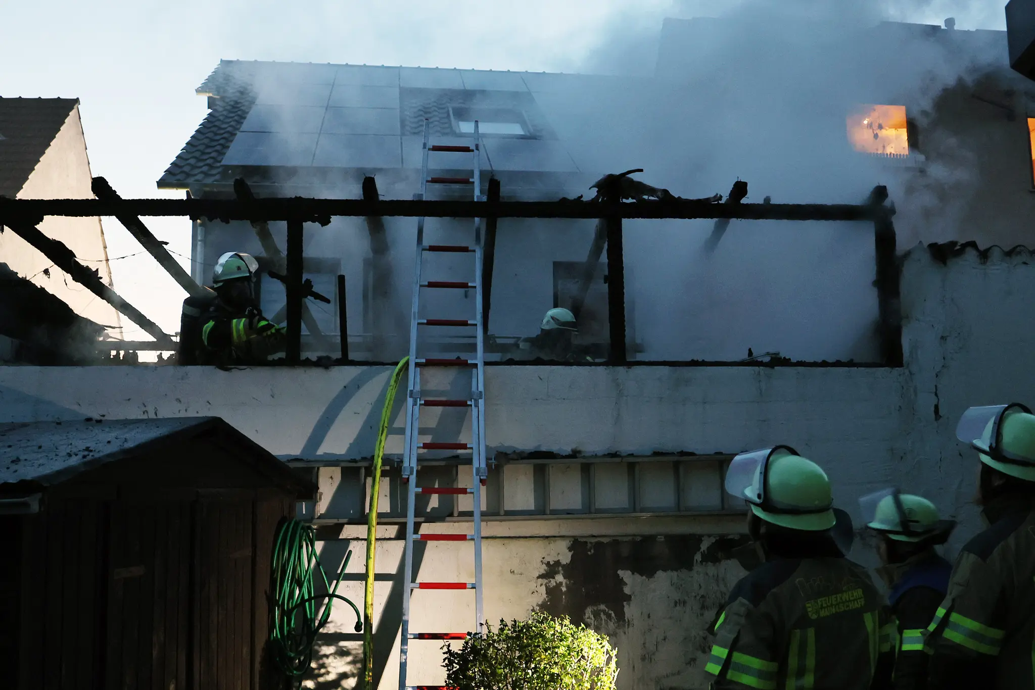 Hoher Sachschaden: Gebäudebrand in Mainaschaff am 02.10.2025 - Mainaschaff