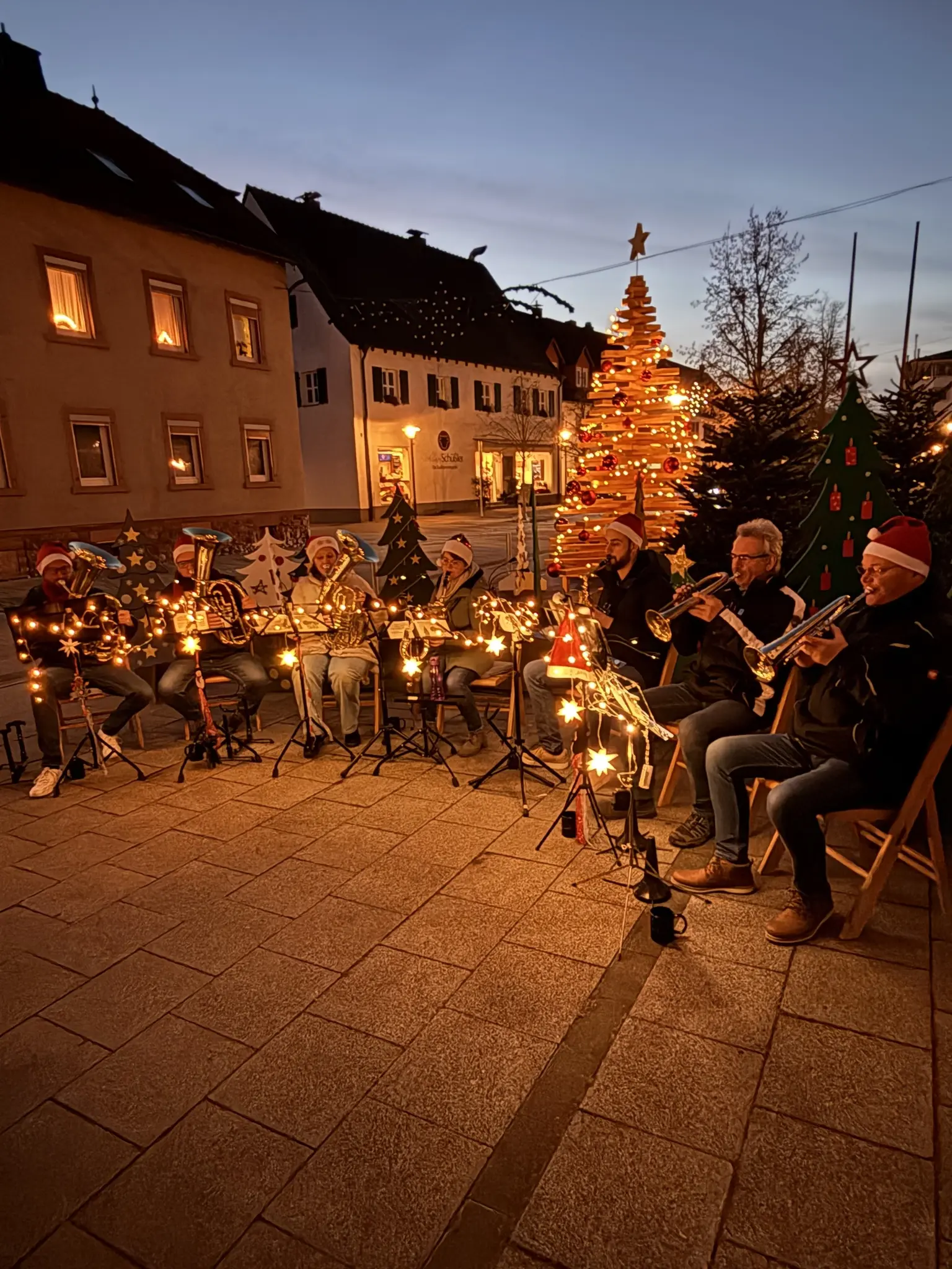 Erlenbach erklingt: Stimmungsvolle Adventsklänge auf dem Rathausplatz ...
